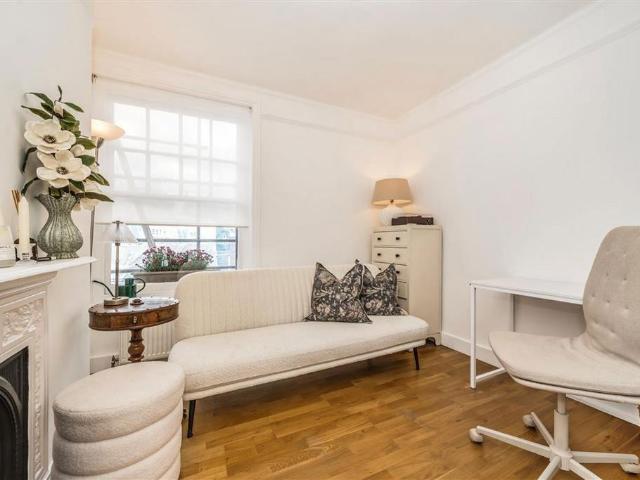Wells Street, London W1T 2 bed flat to rent £3,250 pcm £750 pw