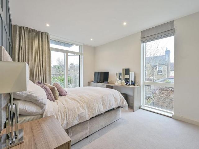 Wellsborough Mews, Wimbledon, London. 2 bed flat to rent £2,800 pcm £646 pw