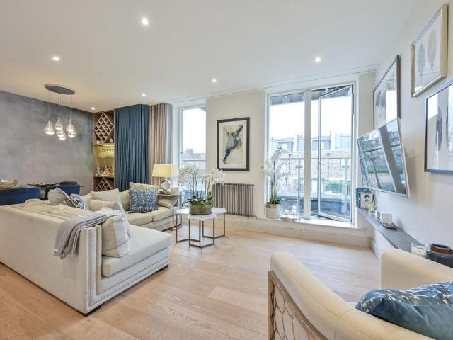 Wellsborough Mews, Wimbledon, London. 2 bed flat to rent £2,800 pcm £646 pw