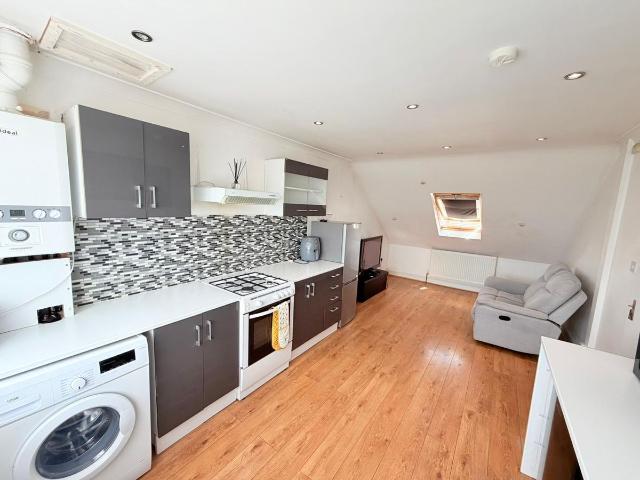 Wellwood Road, Ilford IG3, 1 bed flat to rent, £1,300 pcm | PrimeLocation