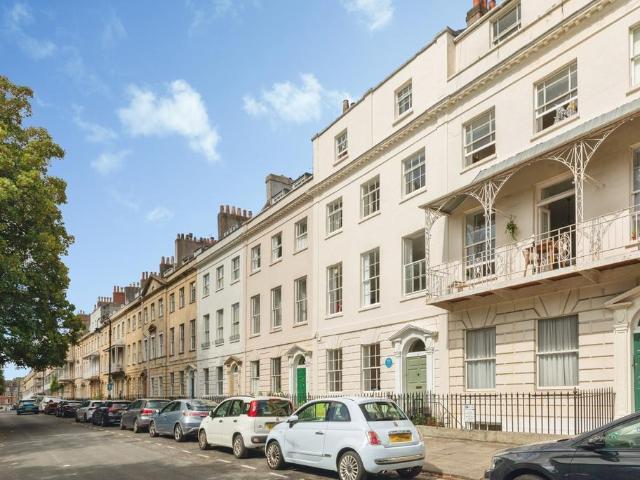 West Mall, BS8 2 bed flat to rent £2,000 pcm £462 pw