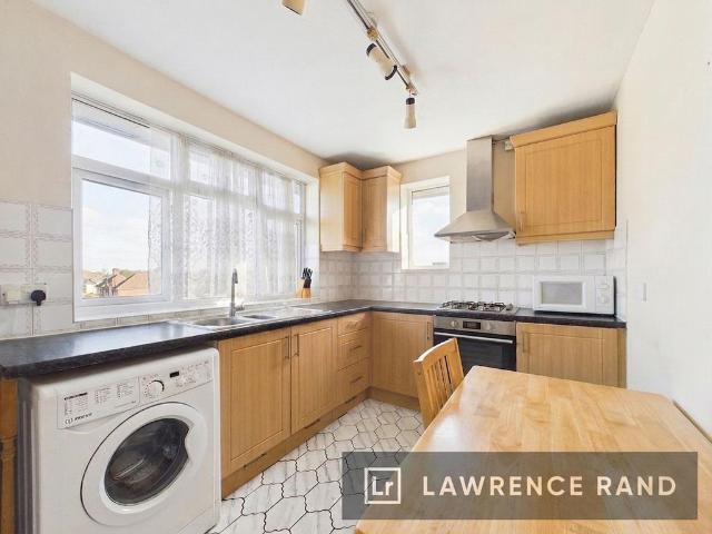 West Mead, Ruislip, HA4 2 bed flat to rent £1,850 pcm £427 pw