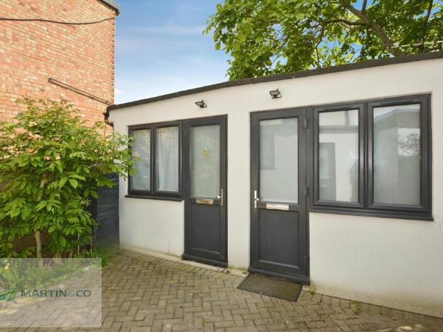 West Molesey Studio to rent £975 pcm £225 pw