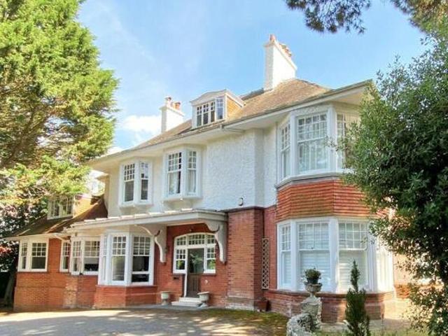 West Overcliff Drive, Alum Chine, 2 Bedroom Apartment