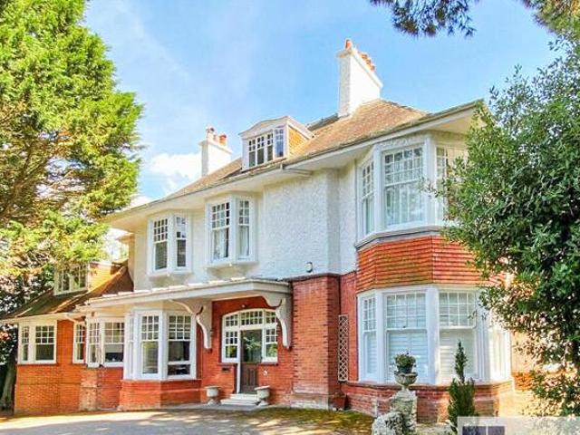 West Overcliff Drive, Bournemouth, 2 Bedroom Flat