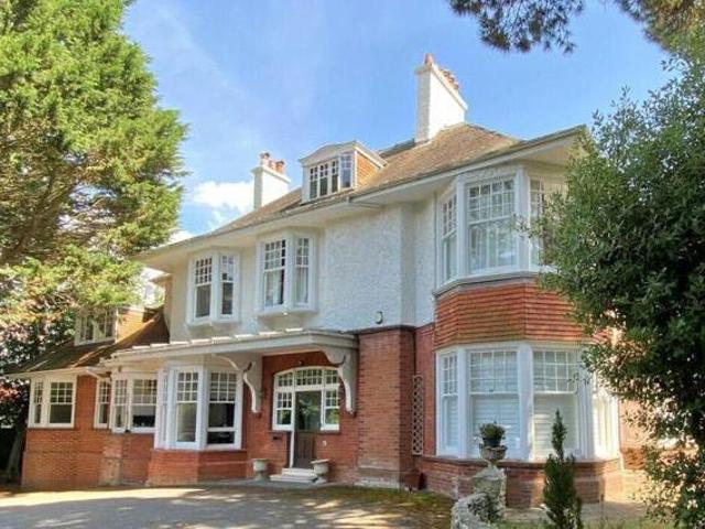 West Overcliff Drive, Bournemouth, 2 Bedroom Flat