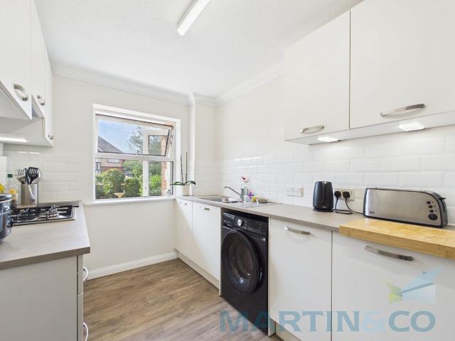 West Avenue, Worthing BN11, 2 bed flat to rent, £1,450 pcm | PrimeLocation