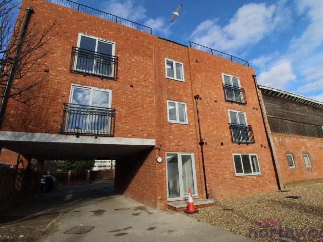 West Avenue, Clacton On Sea CO15 2 bed flat to rent £1,050 pcm £242 pw