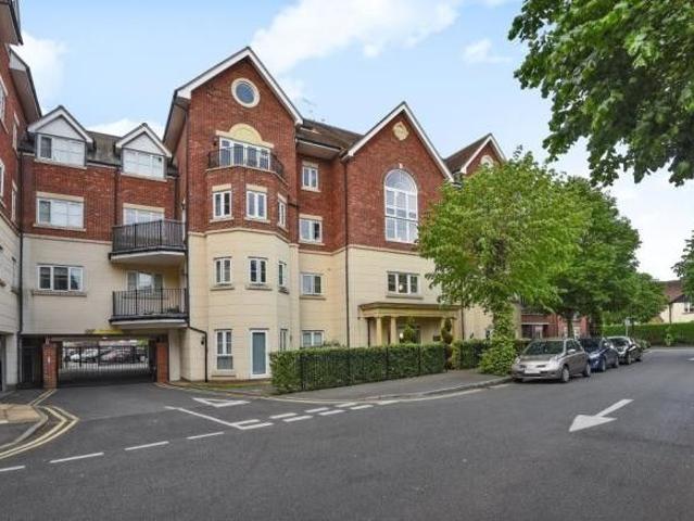 West Byfleet, Surrey KT14, 3 bed flat to rent, £2,100 pcm | PrimeLocation