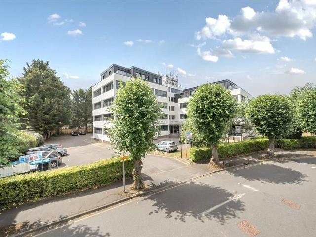 West Byfleet, Surrey, KT14 1 bed apartment to rent £1,575 pcm £363 pw