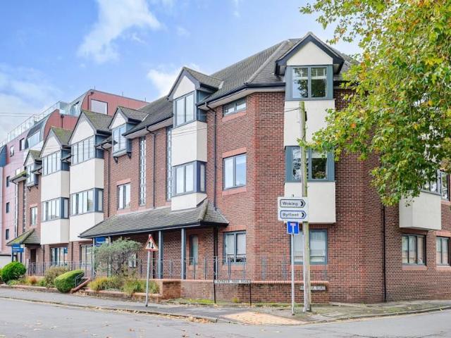 West Byfleet, Surrey KT14, 1 bed flat to rent, £1,100 pcm | PrimeLocation