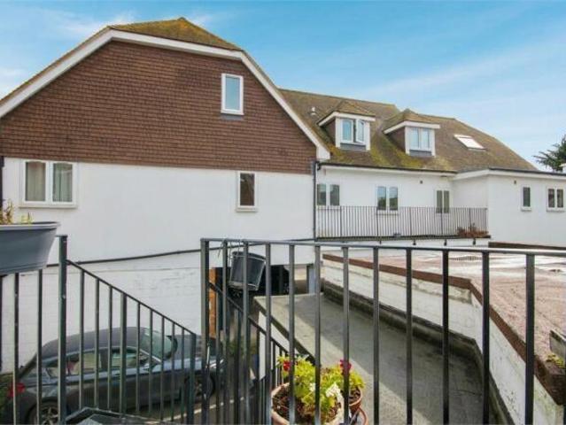 West Byfleet, Surrey, KT14 2 bed apartment to rent £1,625 pcm £375 pw