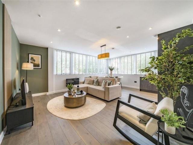 West Byfleet, Surrey, KT14 2 bed apartment to rent £1,850 pcm £427 pw
