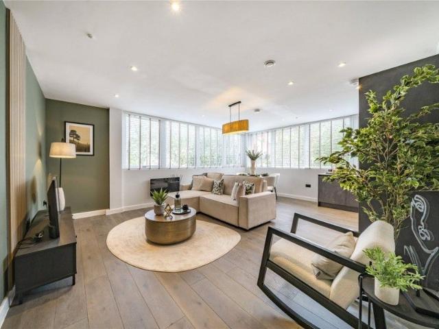 West Byfleet, Surrey KT14, 2 bed flat to rent, £1,850 pcm | PrimeLocation