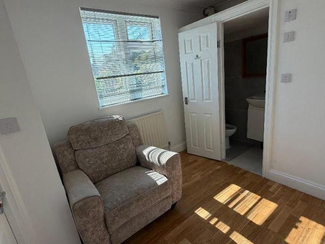 West Barnes Lane, New Malden KT3 2 bed property to rent £1,499 pcm £346 pw