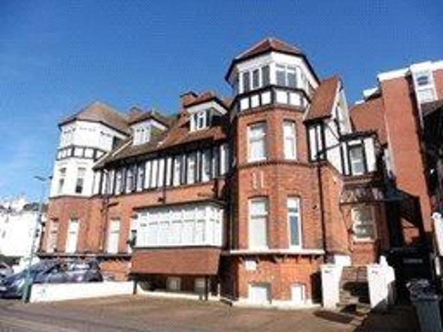 West Bay, West Cliff Gardens. 2 bed apartment to rent £1,150 pcm £265 pw