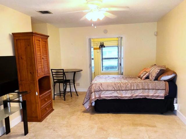 WEST BOCA RATON LARGE ROOM FOR RENT $1295. MO