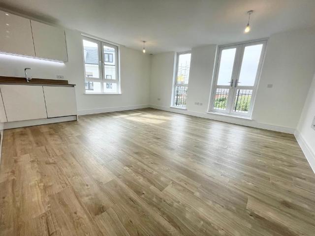 West Cliff Road, Bournemouth 2 bed flat to rent £1,595 pcm £368 pw