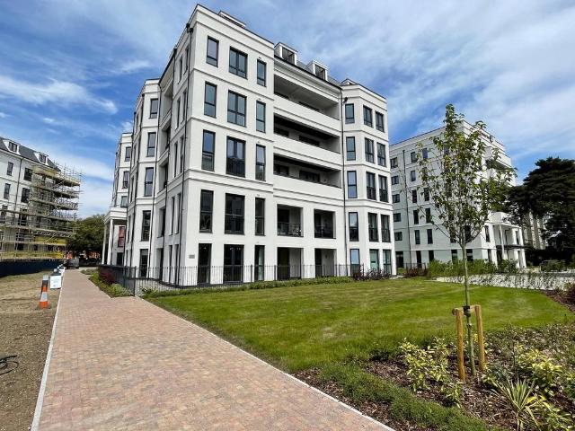 West Cliff Road, Bournemouth 2 bed flat to rent £1,750 pcm £404 pw
