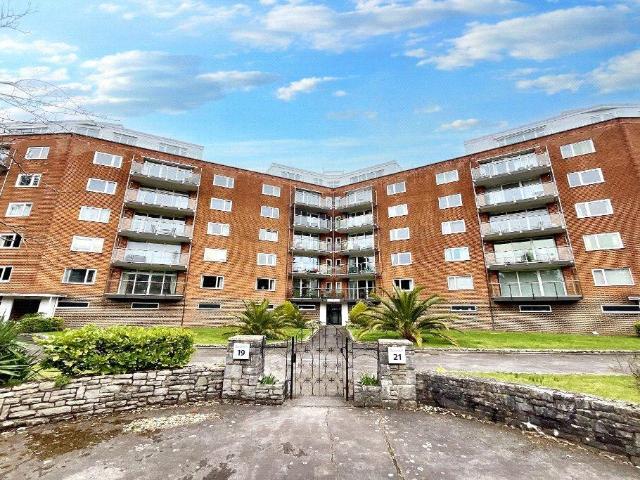 West Cliff Road, Bournemouth, Dorset. 2 bed apartment to rent £1,495 pcm £345 pw