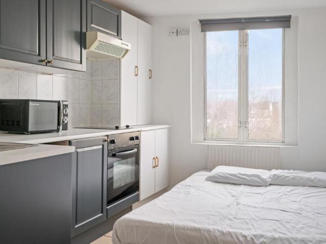 West Cromwell Road, Earls Court, London SW5, Studio to rent, £1,560 pcm | PrimeLocation