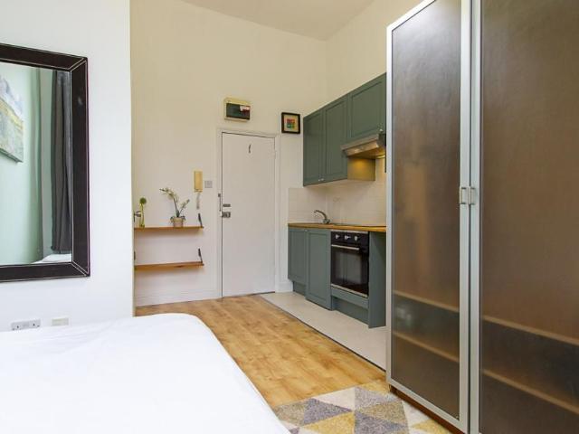 West Cromwell Road, Earls Court, London SW5, Studio to rent, £1,820 pcm | PrimeLocation