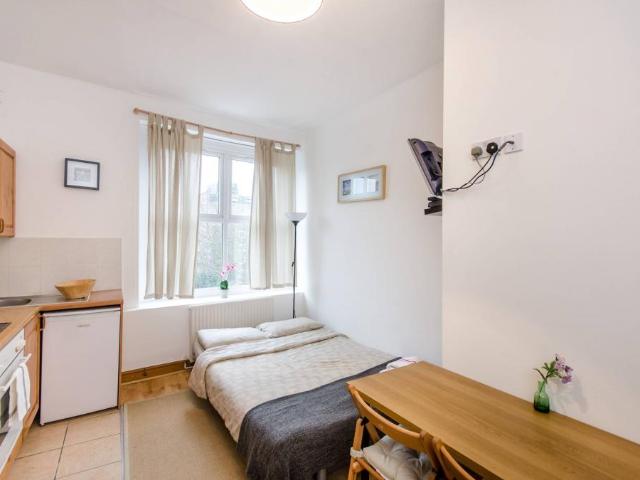 West Cromwell Road, Earls Court, London SW5, Studio to rent, £1,820 pcm | PrimeLocation