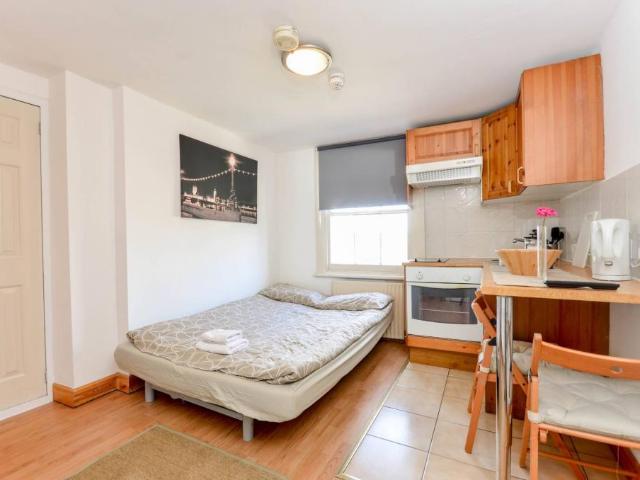 West Cromwell Road, Earls Court. Studio to rent £1,560 pcm £360 pw