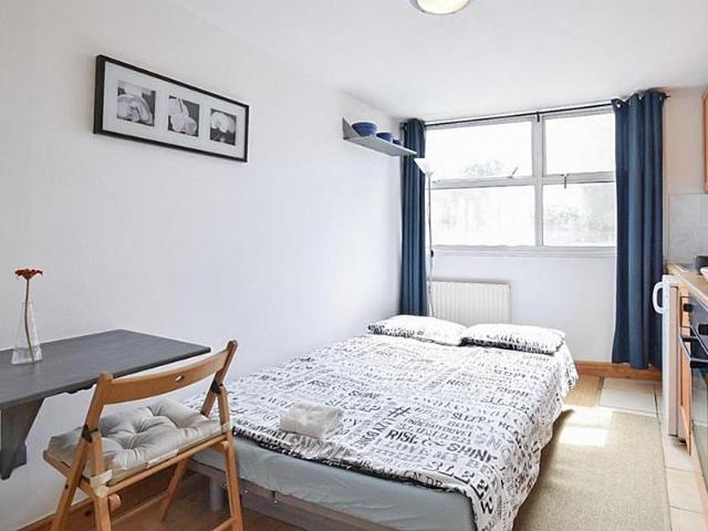 West Cromwell Road, Earls Court. Studio to rent £1,560 pcm £360 pw