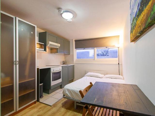 West Cromwell Road, Earls Court. Studio to rent £1,560 pcm £360 pw