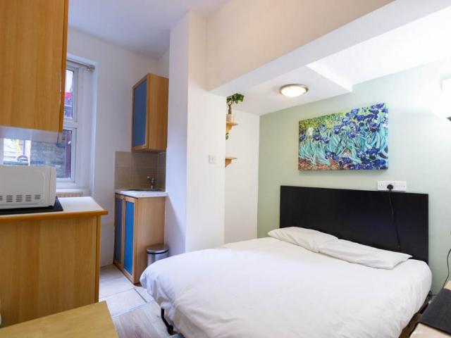West Cromwell Road, Earls Court. Studio to rent £1,235 pcm £285 pw