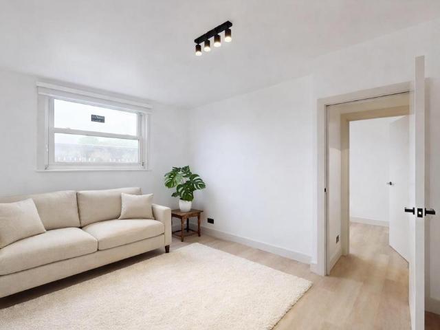 West Cromwell Road, London SW5 2 bed flat to rent £2,750 pcm £635 pw