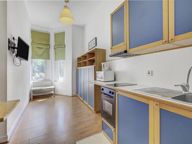 West Cromwell Road, SW5 1 bed flat to rent £1,475 pcm £340 pw