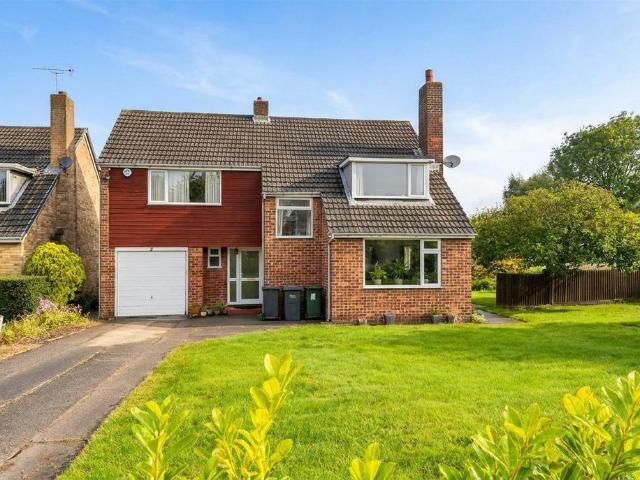 West Dene, Leeds LS17 4 bed detached house to rent £2,150 pcm £496 pw