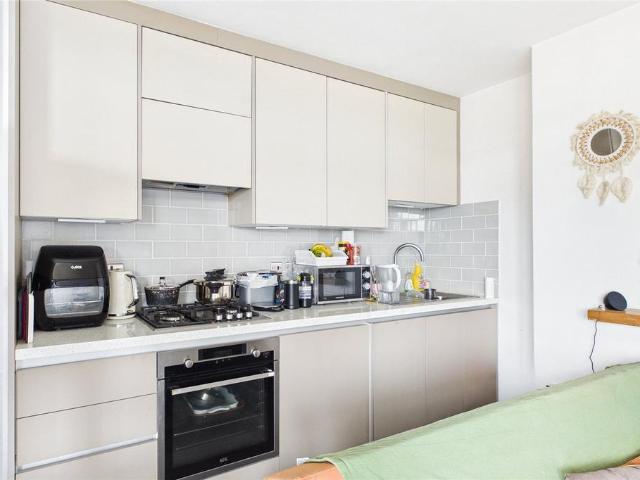 West Drive, London, SW16 2 bed apartment to rent £2,000 pcm £462 pw