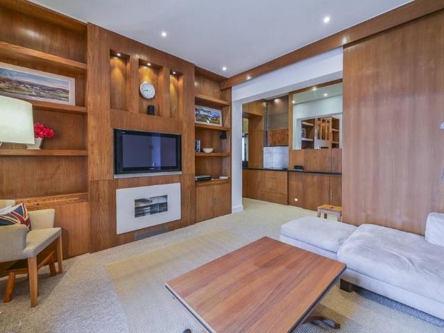 West Eaton Place, Belgravia, London. 2 bed flat to rent £11,267 pcm £2,600 pw