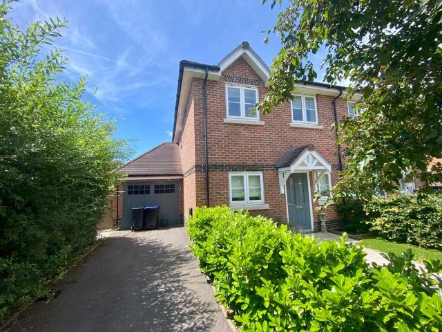 West End, Woking 3 bed semi detached house to rent £2,295 pcm £530 pw
