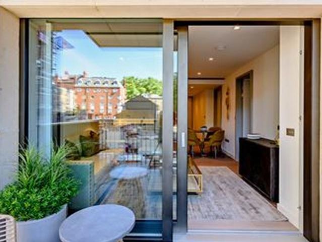 West End Gate Luxury Living: 1 Bedroom Apartment with Concierge