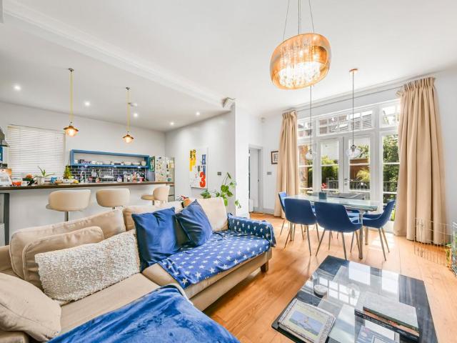West End Lane, West Hampstead, London 2 bed flat to rent £4,000 pcm £923 pw