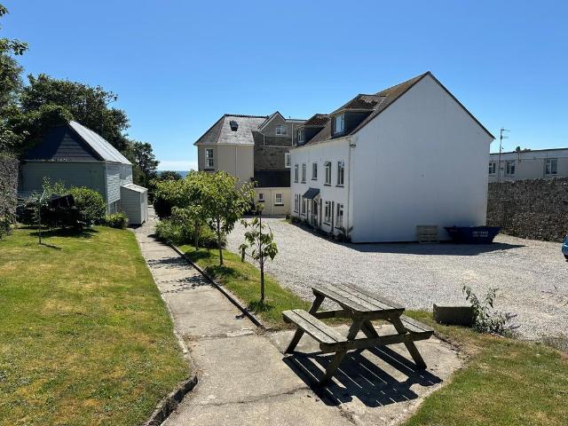 West End, Marazion, TR17 2 bed flat to rent £1,150 pcm £265 pw