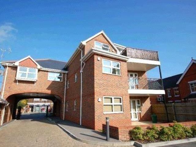 West End Road, Crichton Court, Mortimer Common, 2 Bedroom Apartment