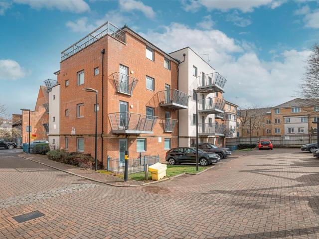 West End Road, High Wycombe HP11, 2 bed flat to rent, £1,450 pcm | PrimeLocation