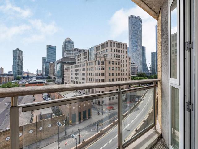 West Ferry Circus, London E14 1 bed apartment to rent £2,821 pcm £651 pw
