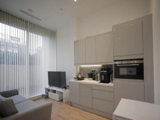 West Gate, Ealing, Studio Flat For