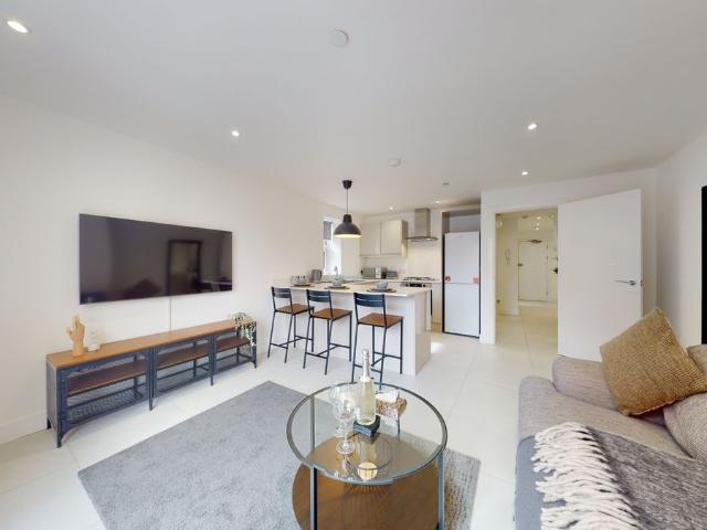 West Grove, Cardiff CF24, 3 bed maisonette to rent, £2,000 pcm | PrimeLocation