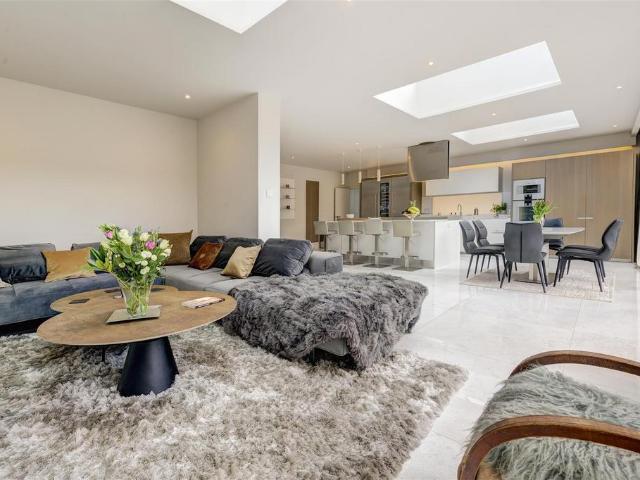 West Heath Gardens, Hampstead, NW3 5 bed house to rent £13,500 pcm £3,115 pw
