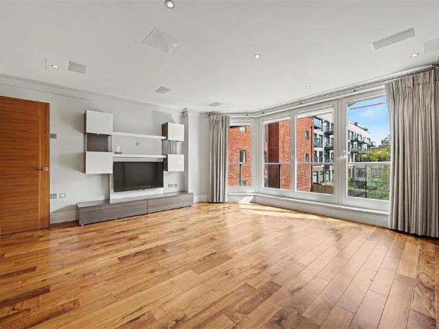 West Heath Place, Hodford Road. 2 bed apartment to rent £4,000 pcm £923 pw