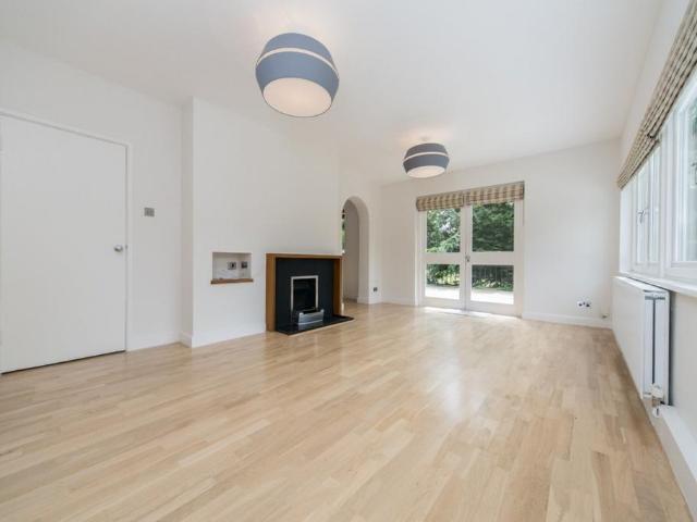West Heath Road, Hampstead, NW3 4 bed detached house to rent £4,498 pcm £1,038 pw
