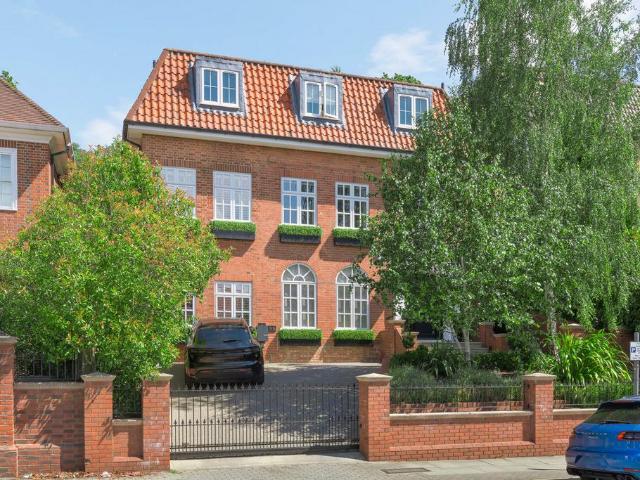 West Heath Road, Hampstead, NW3 5 bed detached house to rent £20,003 pcm £4,616 pw