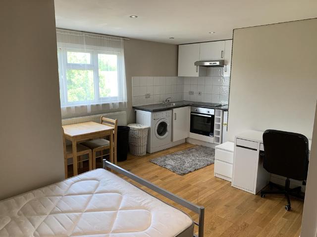 West Hendon Broadway, West Hendon NW9 Studio to rent £1,075 pcm £248 pw